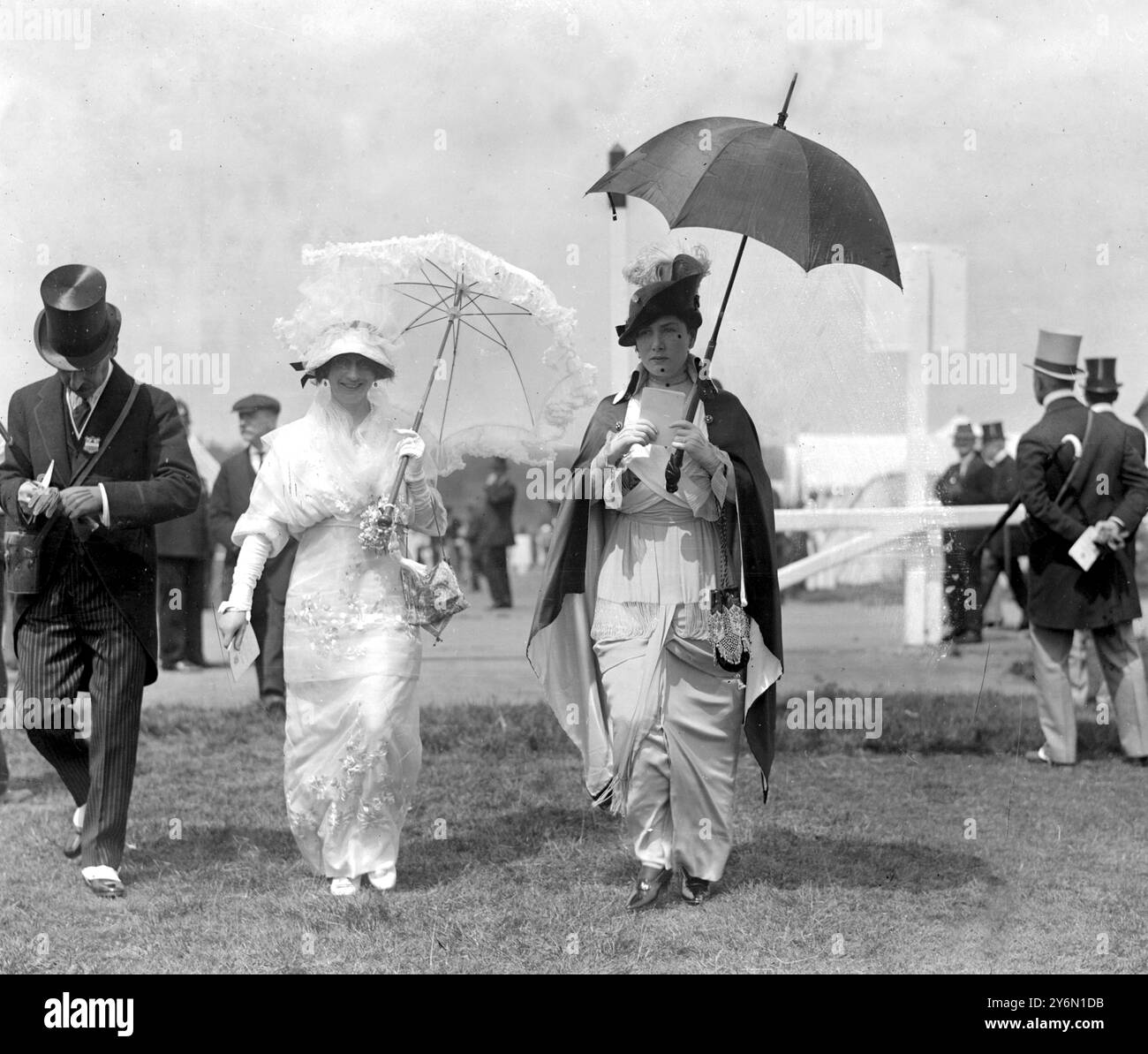 Ascot. Miss Leonard and Mrs Arthur Hamilton Stock Photo - Alamy