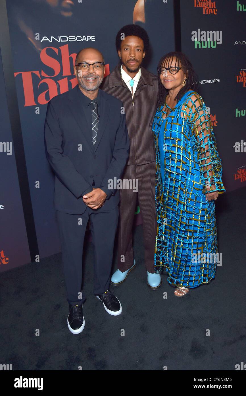 Darrell Britt-Gibson mit Eltern bei der Premiere des Hulu Films 'She ...