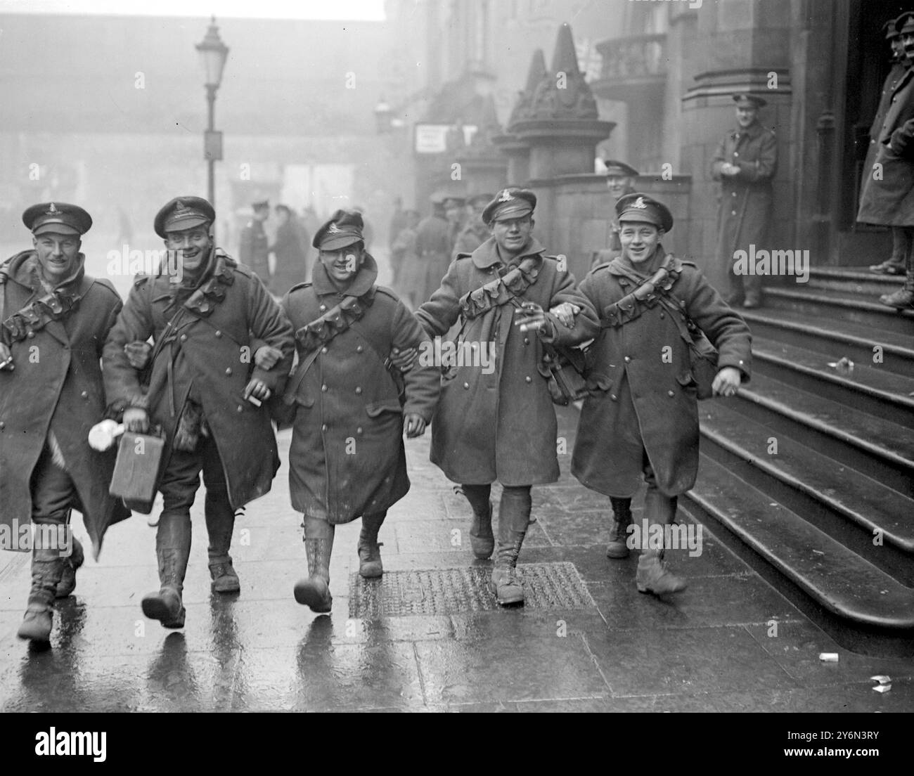 Mud covered soldiers hi-res stock photography and images - Alamy