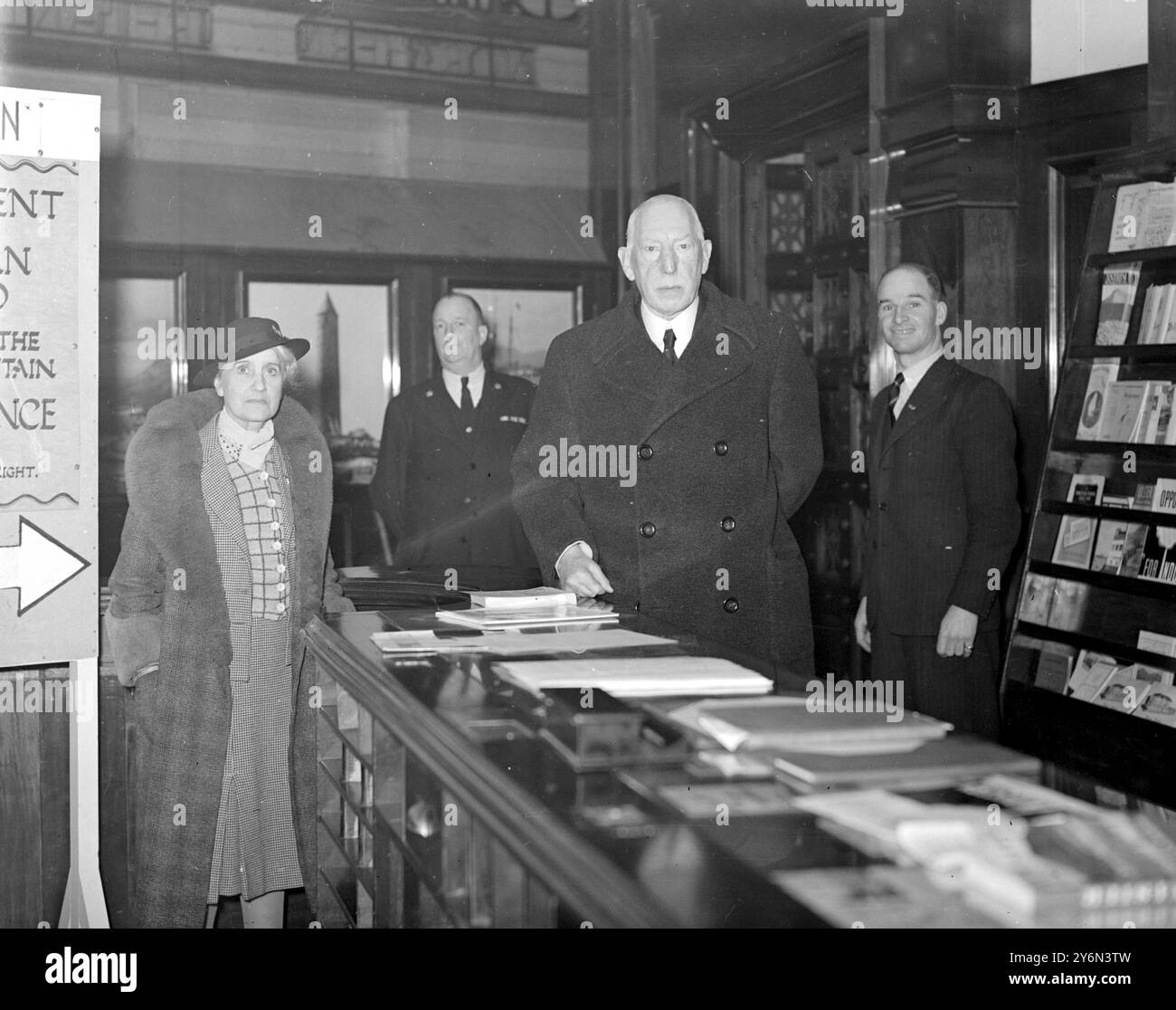 War, 1939 - Ulstermen's Canteen, Cockspur Street. Mrs Knight and Lord ...