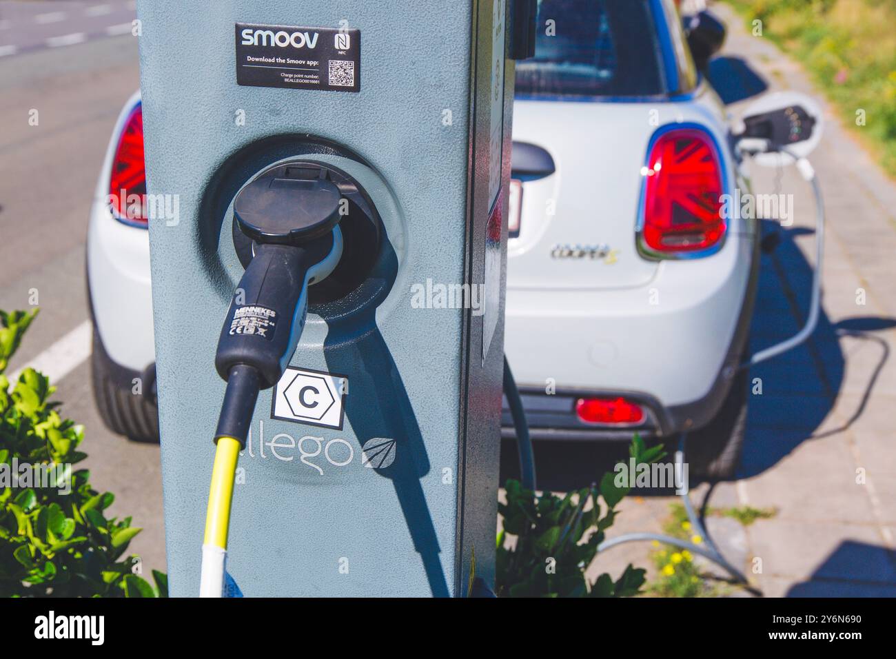 Terminal wire hi-res stock photography and images - Alamy