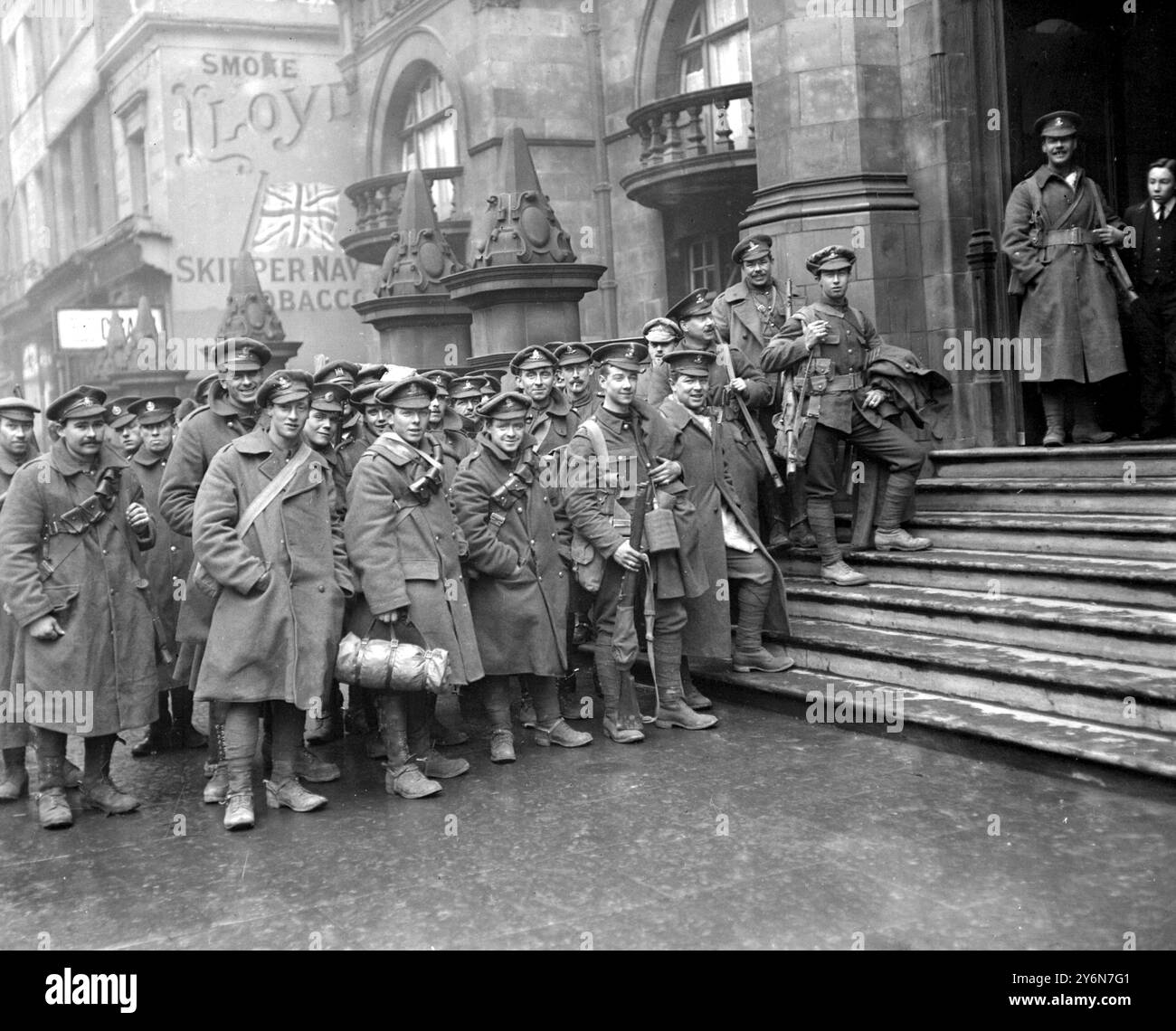 The biggest crowd of 'Relieved' soldiers home on leave photographed at Waterloo. 1914-1918 Stock ...