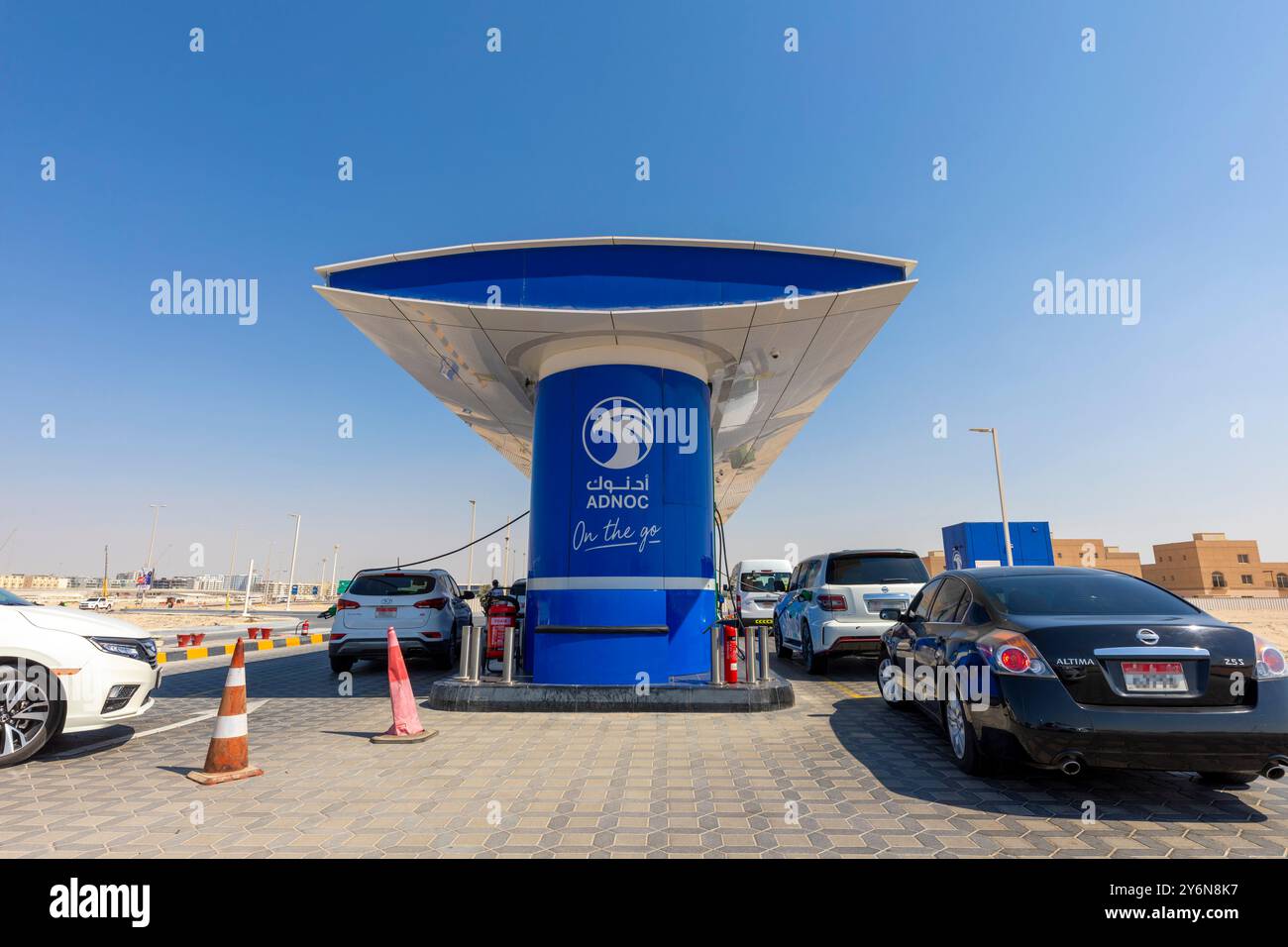 United Arab Emirates, emirate of Abu Dhabi, cars filling up at a ...