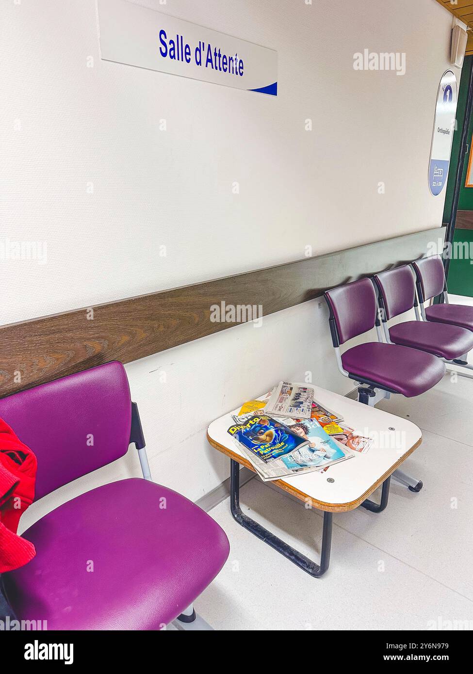 Hospital waiting room hi-res stock photography and images - Alamy