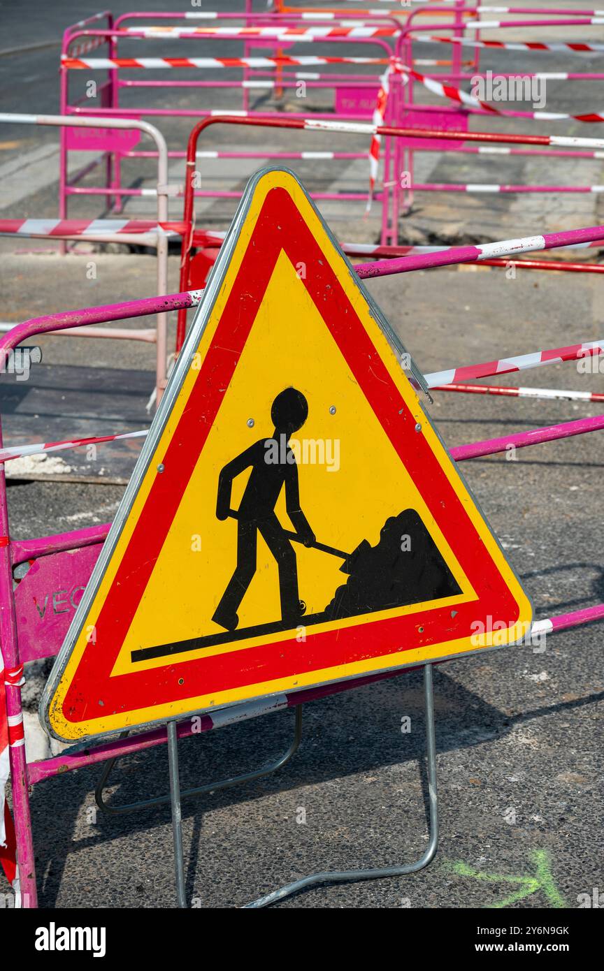 Construction sign hi-res stock photography and images - Alamy