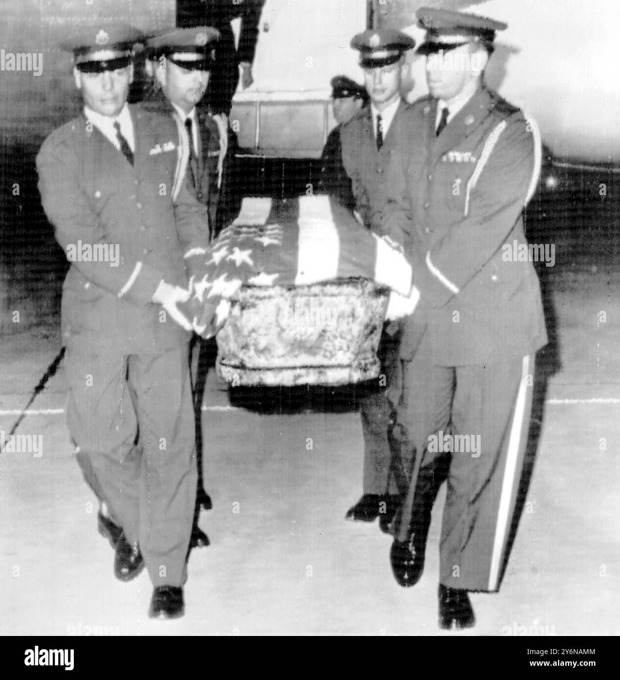 Andrews Air Force Base, M.D. USA: an air force honour guard carries the ...