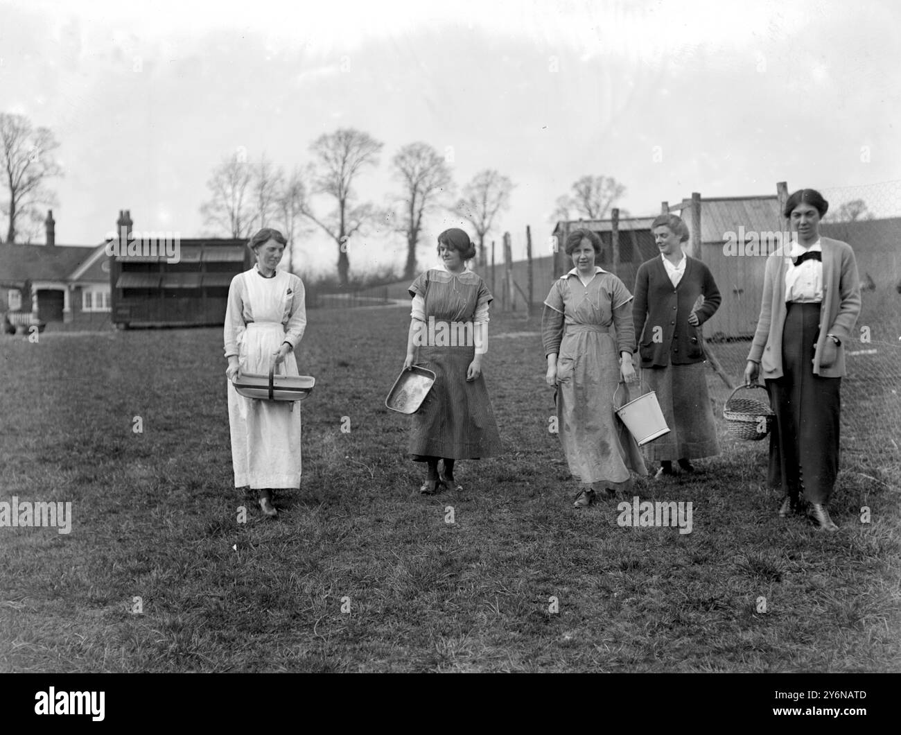 Women farmers at Hoebfridge Farm, Woking. 1914-1918 Stock Photo - Alamy