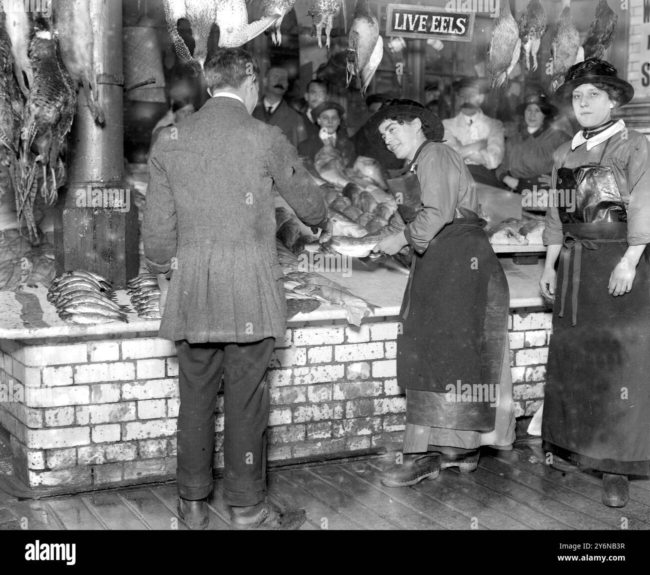 Sales women at Farringdon Fish Market Stock Photo - Alamy