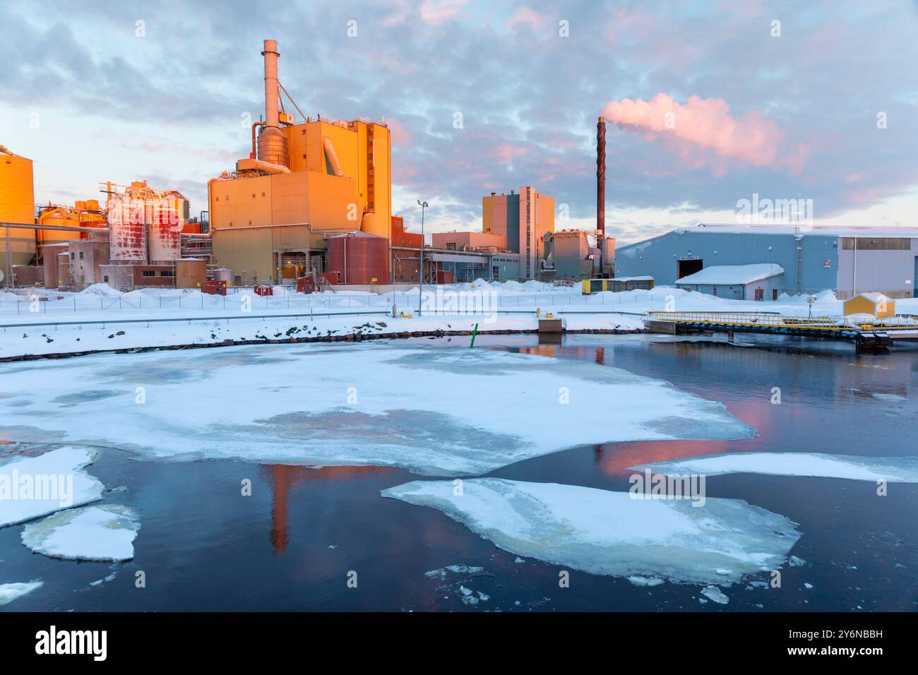 Paper and pulp hi-res stock photography and images - Alamy