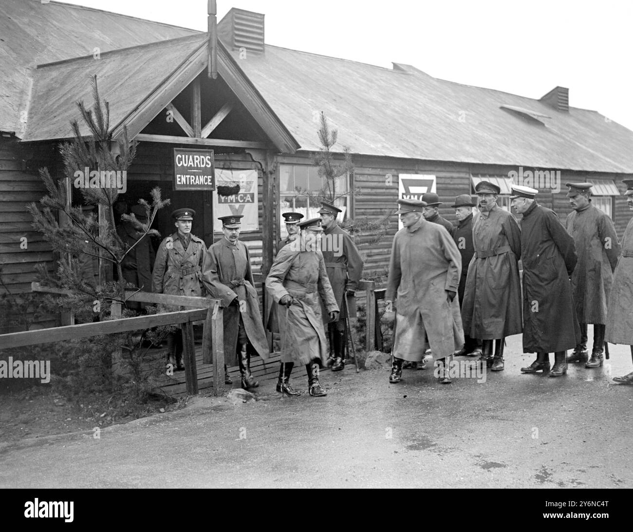 The King visits The Machine Gun Guards Training Centre. His Majesty ...
