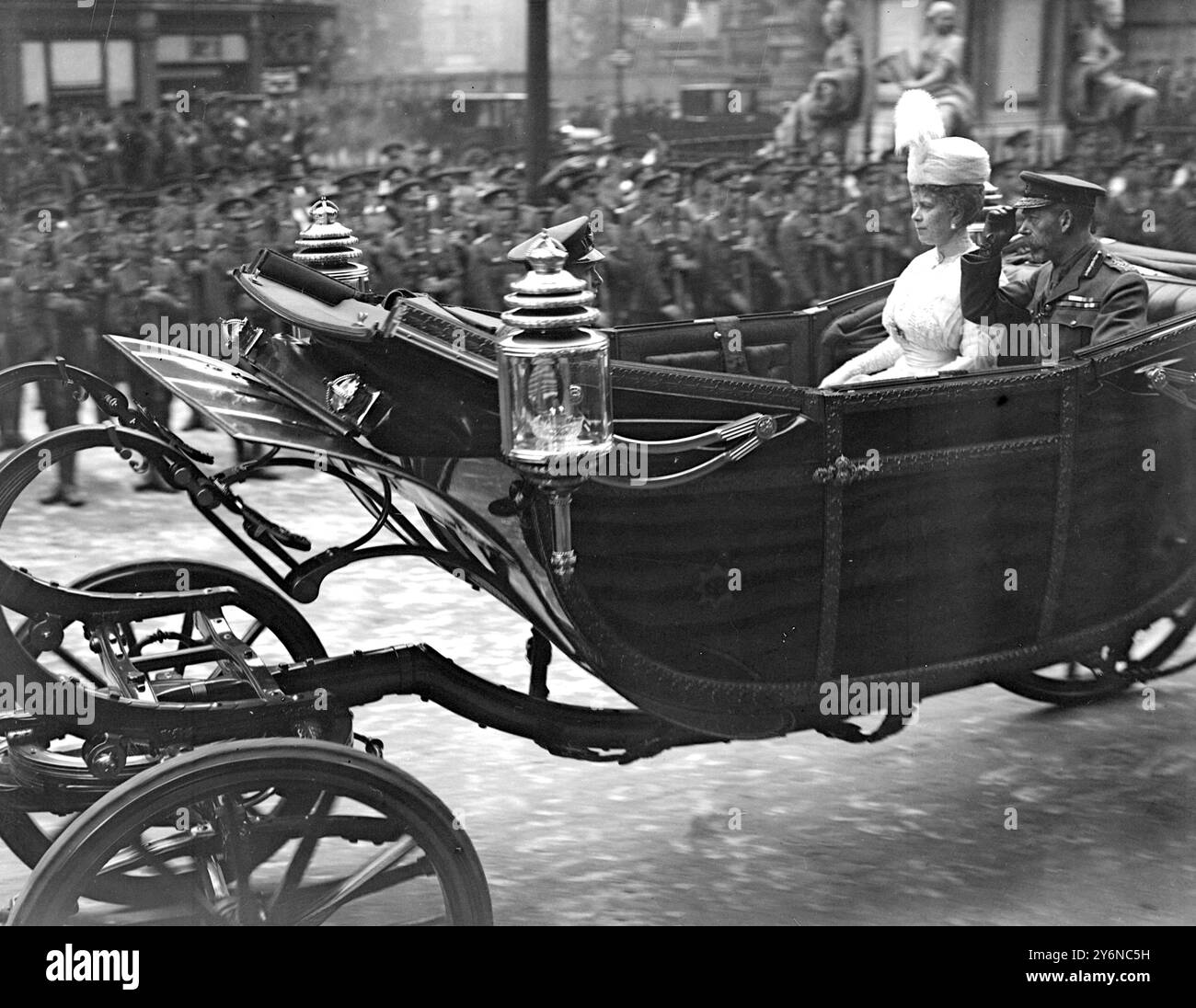 "Silver Wedding" Service at St Paul's. King and queen leaving. 6 August ...