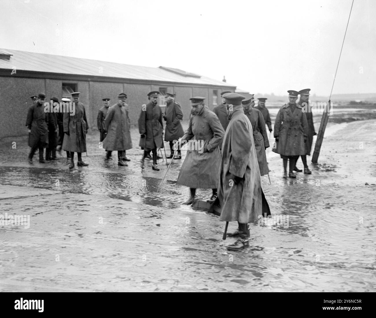 The King visits The Machine Gun Guards Training Centre. His Majesty ...