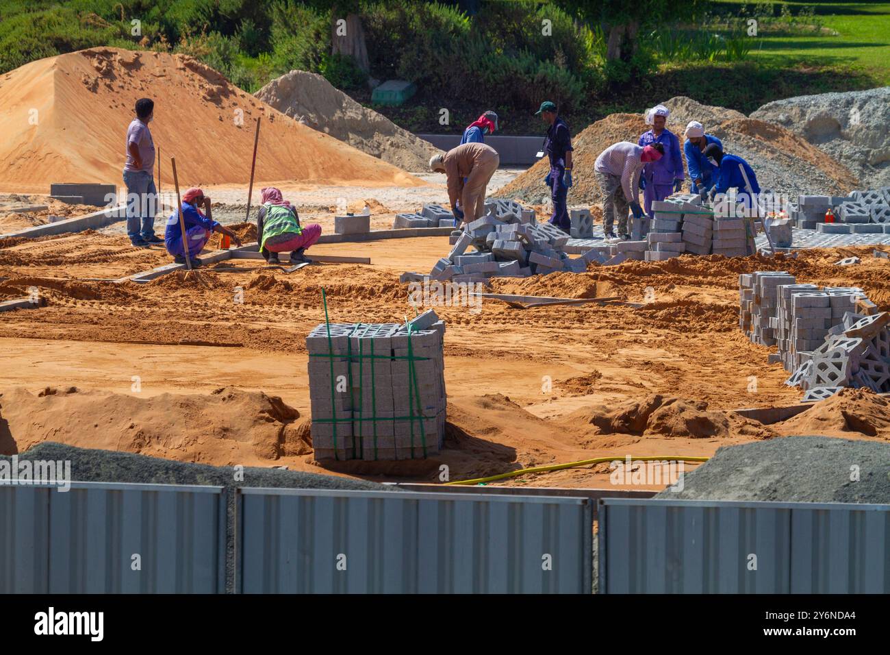 United Arab Emirates, Abu Dhabi, workers on a building site Stock Photo ...