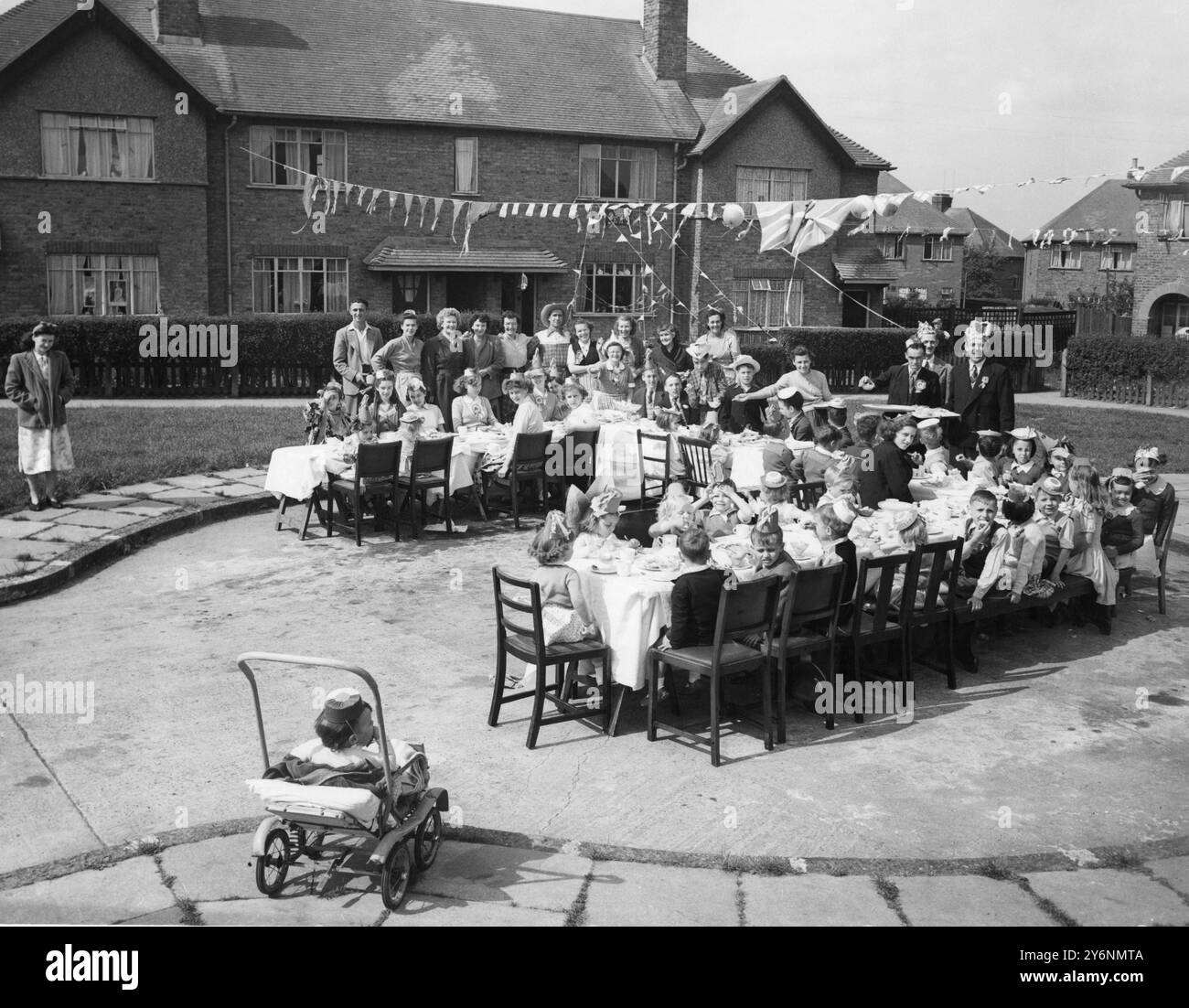 Coronation street party 1953 hi-res stock photography and images - Alamy