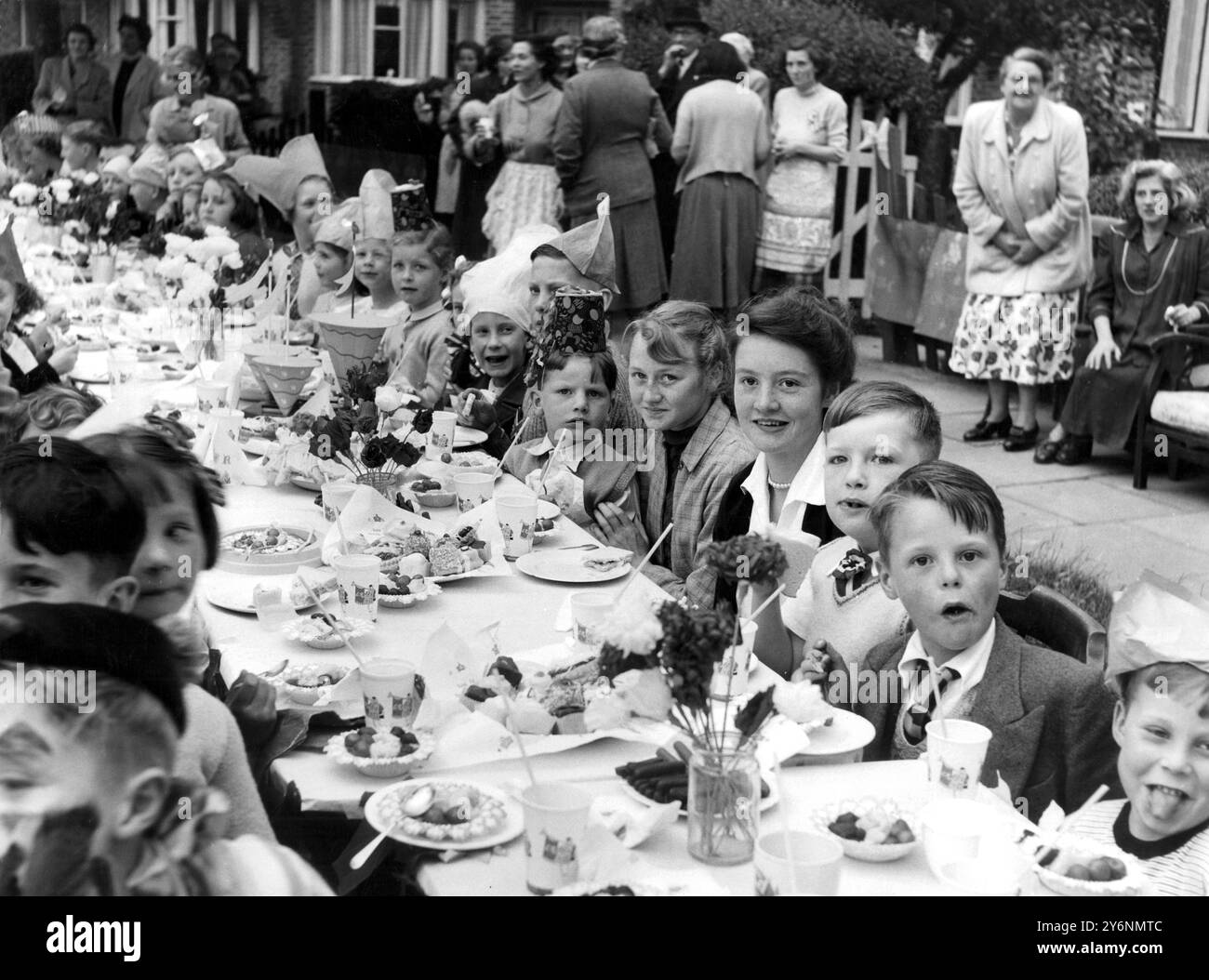 Coronation street party 1953 hi-res stock photography and images - Alamy