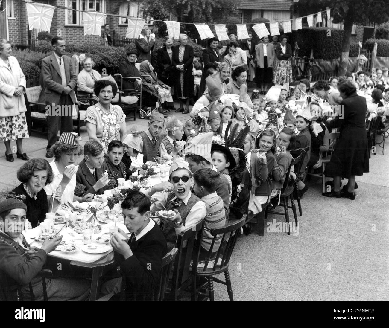 Coronation street party 1953 hi-res stock photography and images - Alamy