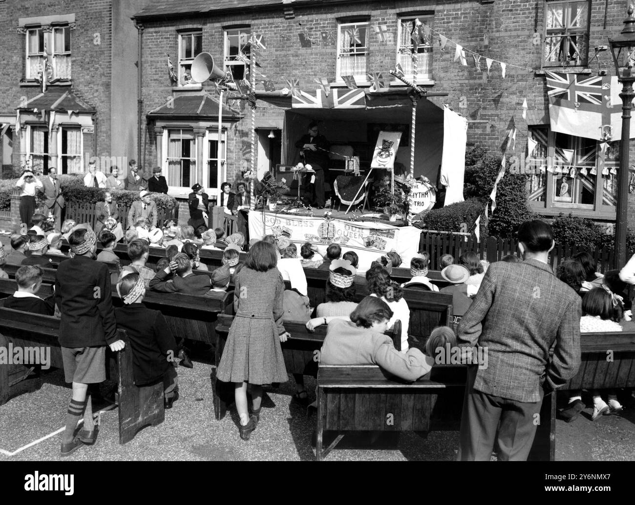 Coronation street party 1953 hi-res stock photography and images - Alamy