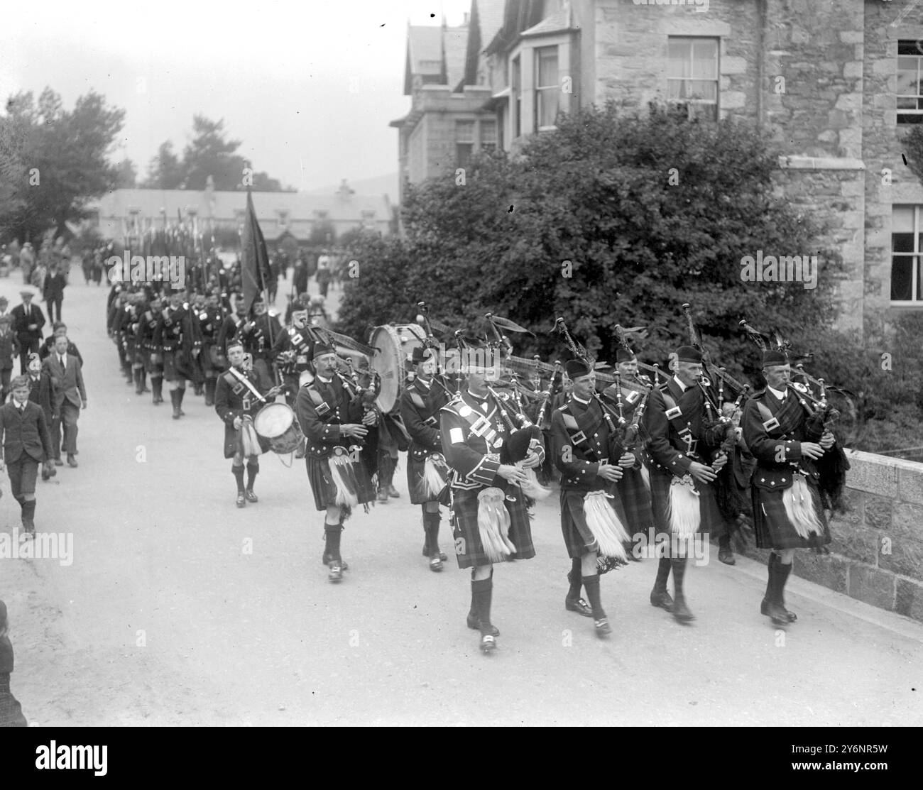 The Breamar Gathering. Highlander of the Duff Clan marching through ...