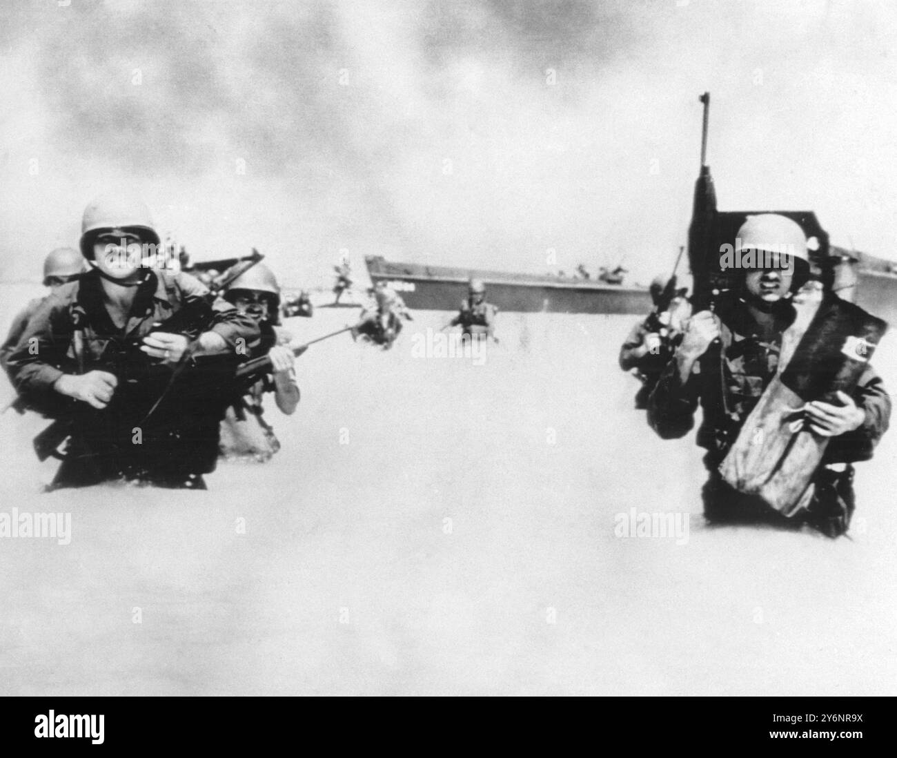 Pacific Offensive: First dramatic picture of landing at Makin Atoll ...