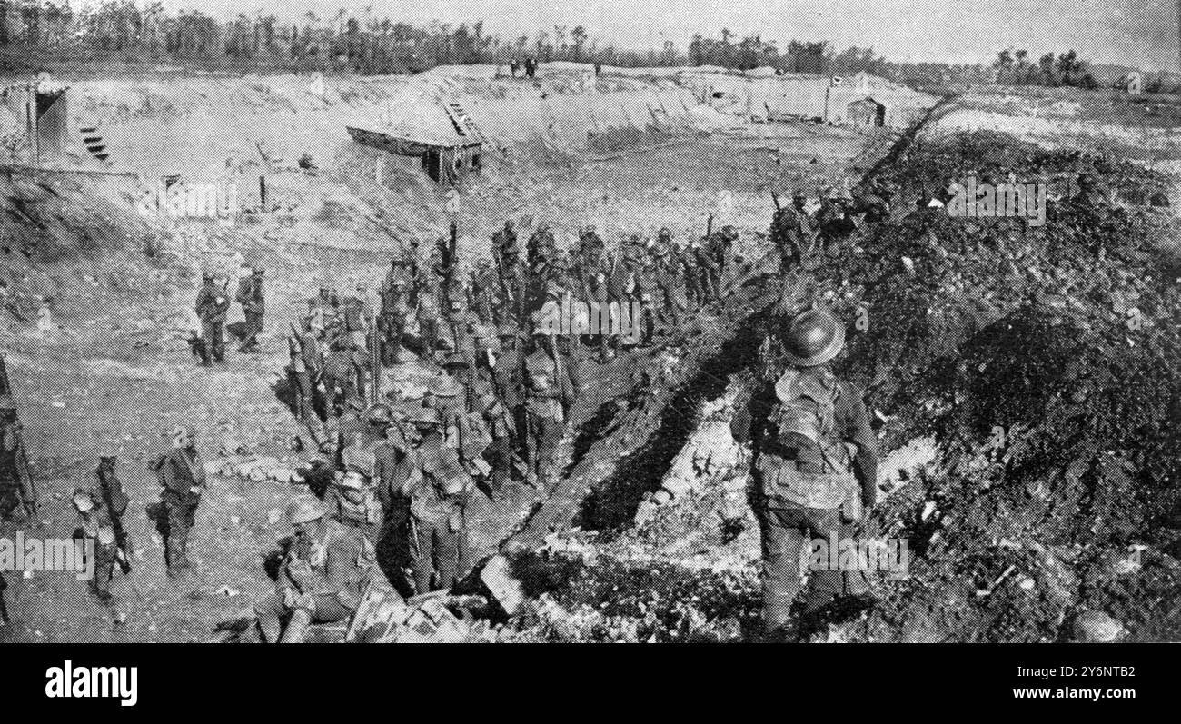 WWI. The end of the fighting on the Western Front: troops in the Canal ...
