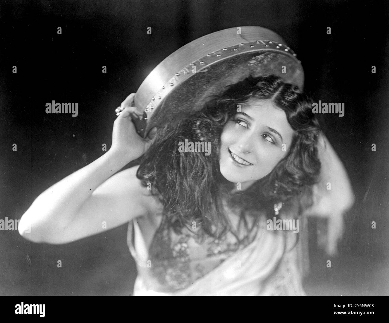 Revue dancer hi-res stock photography and images - Alamy