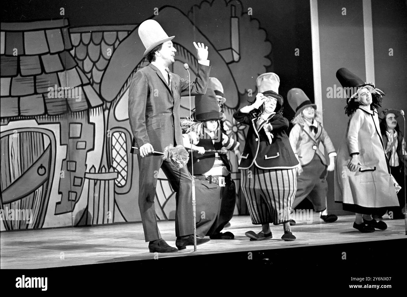 London: Comedian Ken Dodd and young school children playing part of ...