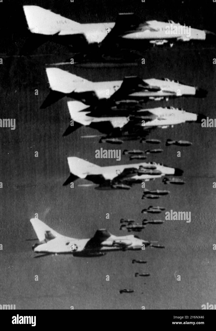 Planes in parallel Black and White Stock Photos & Images - Alamy