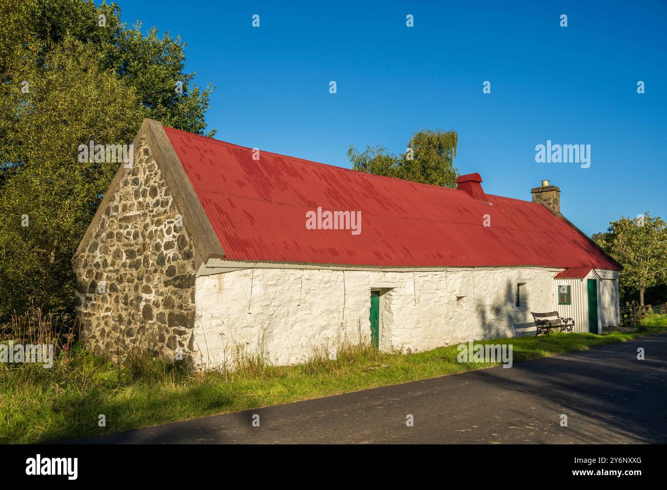 Cruck roof hi-res stock photography and images - Alamy