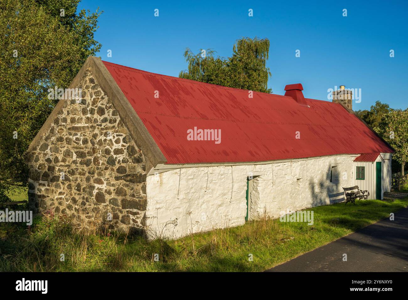 Cruck roof hi-res stock photography and images - Alamy