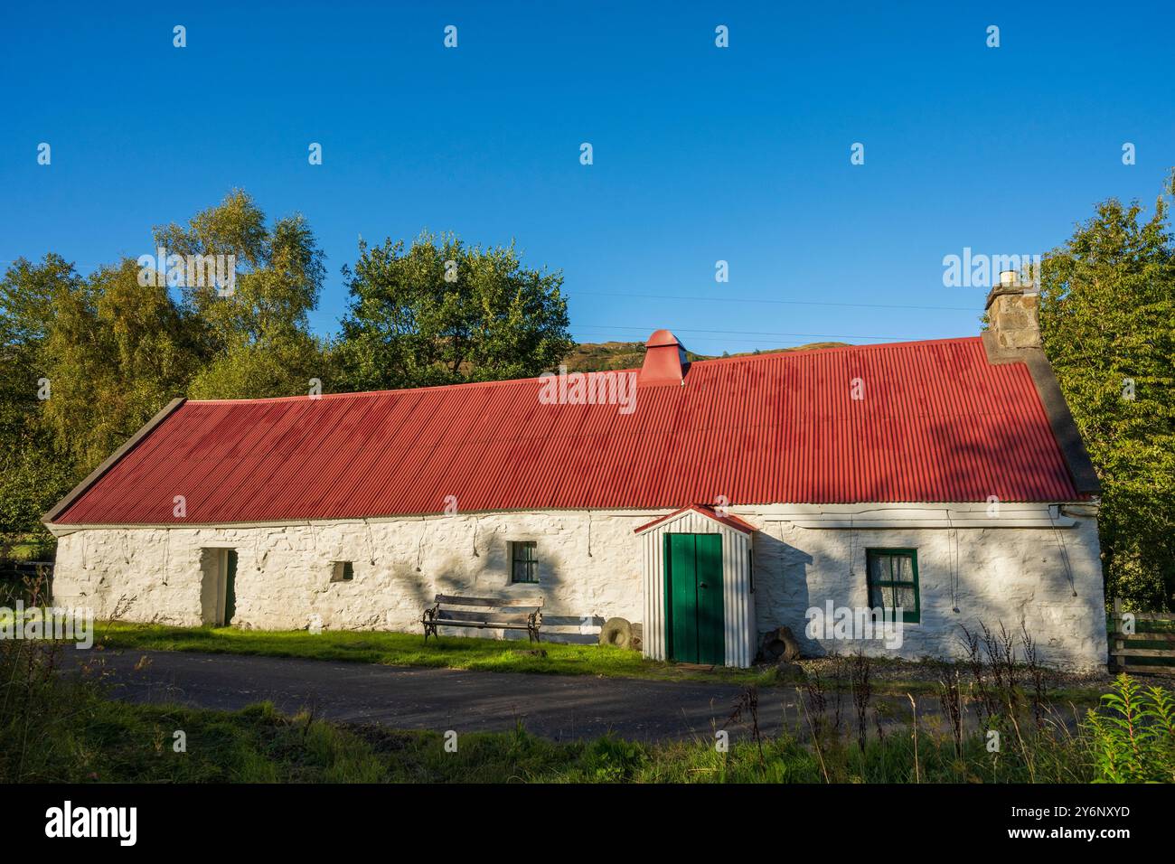 Cruck roof hi-res stock photography and images - Alamy