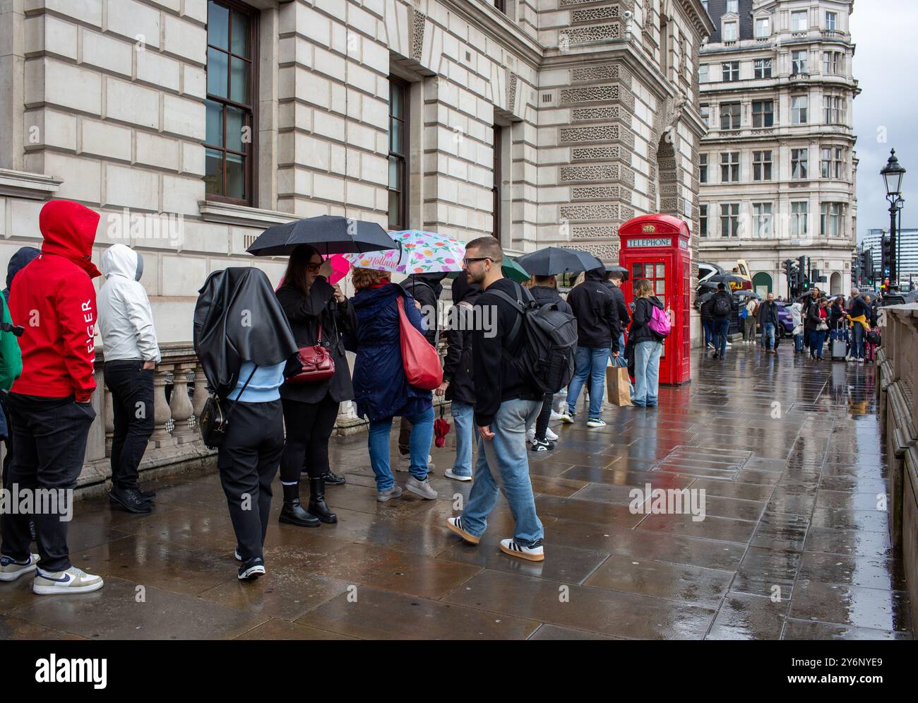 London, England, UK. 26th Sep, 2024. Tourist queue in the rain with ...