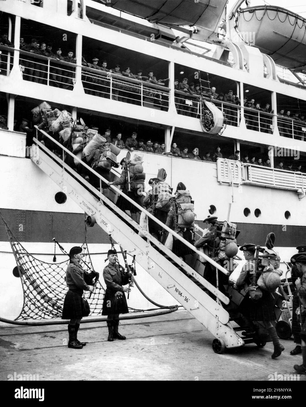 Suez War Soldiers go aboard the troopship Dilwara at Southampton on ...