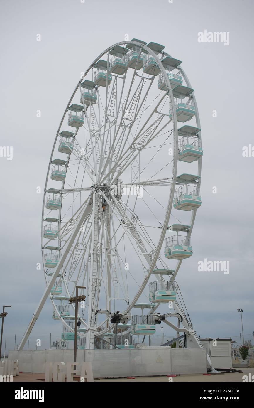 Vertical shot ferris wheel hi-res stock photography and images - Alamy