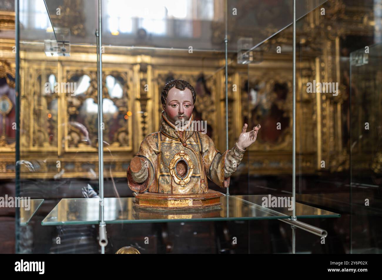 Glass display case features hi-res stock photography and images - Alamy