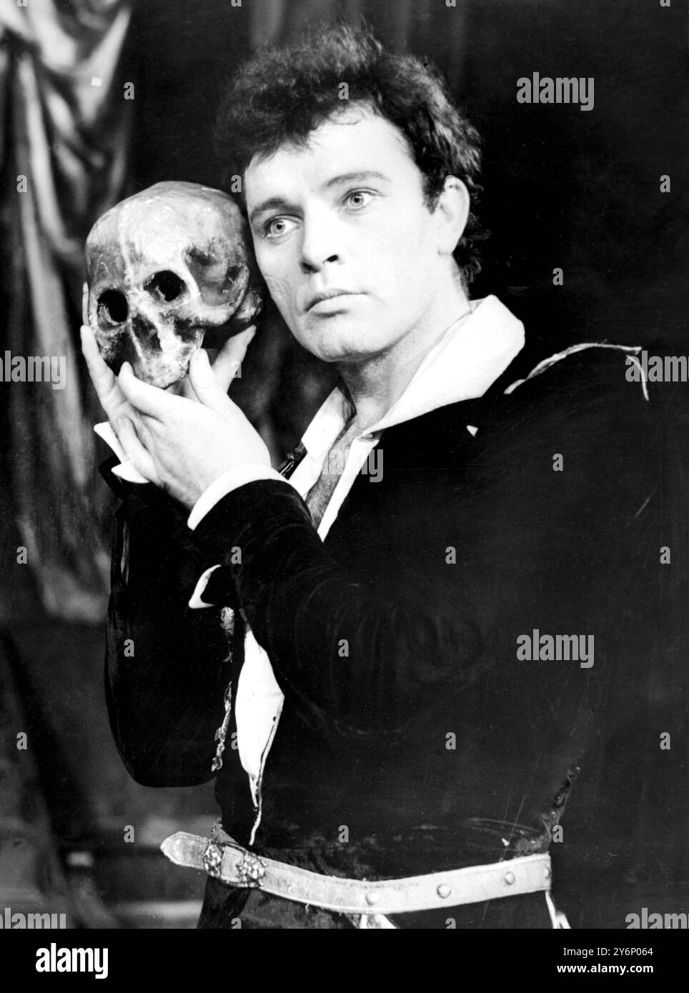 Richard burton hamlet hi-res stock photography and images - Alamy
