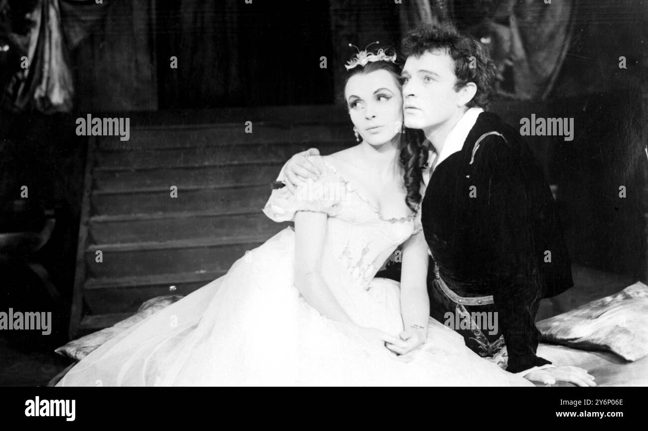 Claire bloom hamlet Black and White Stock Photos & Images - Alamy