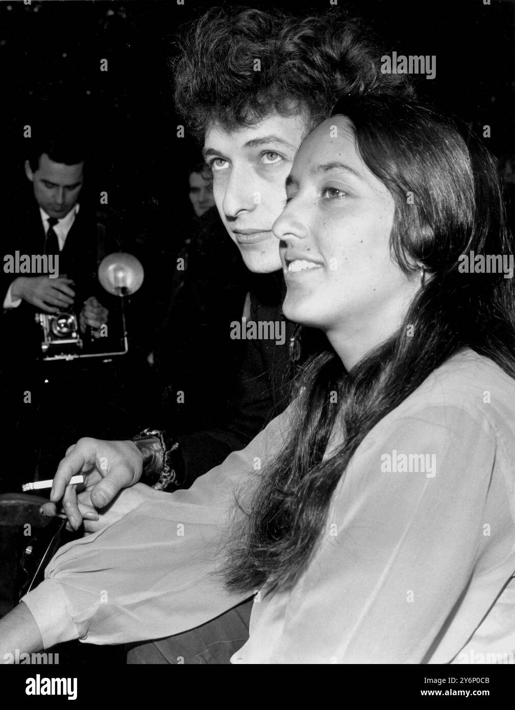27th April 1965: American folk singers, Bob Dylan and Joan Baez at the ...