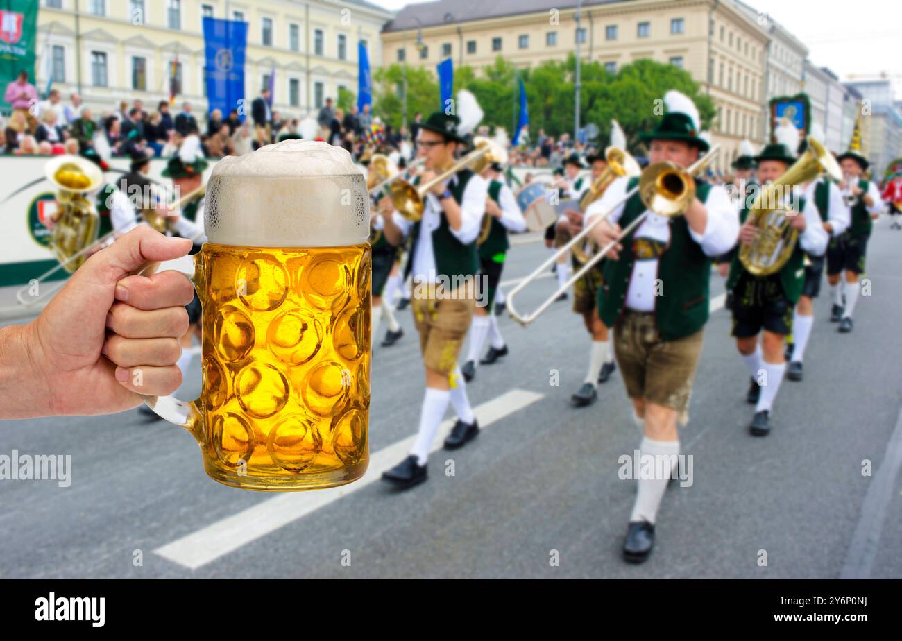 Oktoberfest in München Maßkrug Bier vor einem Bild vom Oktoberfest in ...