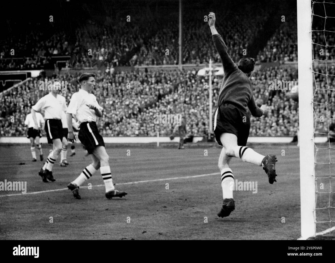 2nd May 1959: The FA cup final at Wembley Stadium. Notingham Forest (2 ...
