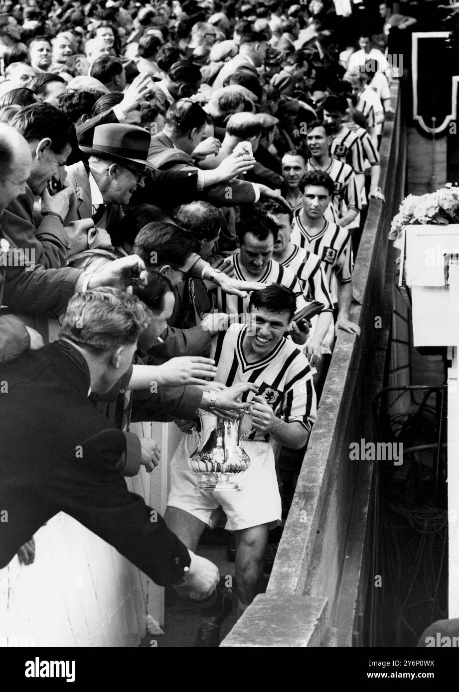 4th May 1957: The FA cup final at Wembley Stadium. Aston Villa (2 ...