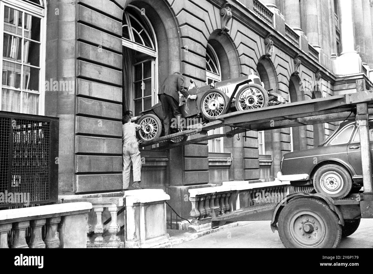 London: First Historic Motorcar is rolled into The Royal Automobile ...
