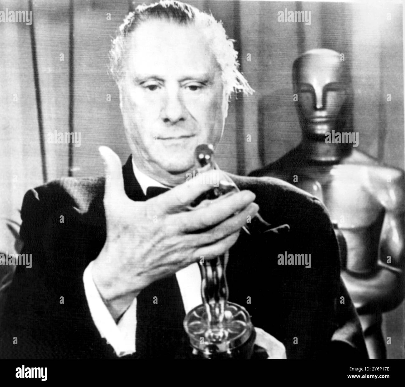 Los Angeles: British film director Sir Carol Reed with Oscar he won for ...