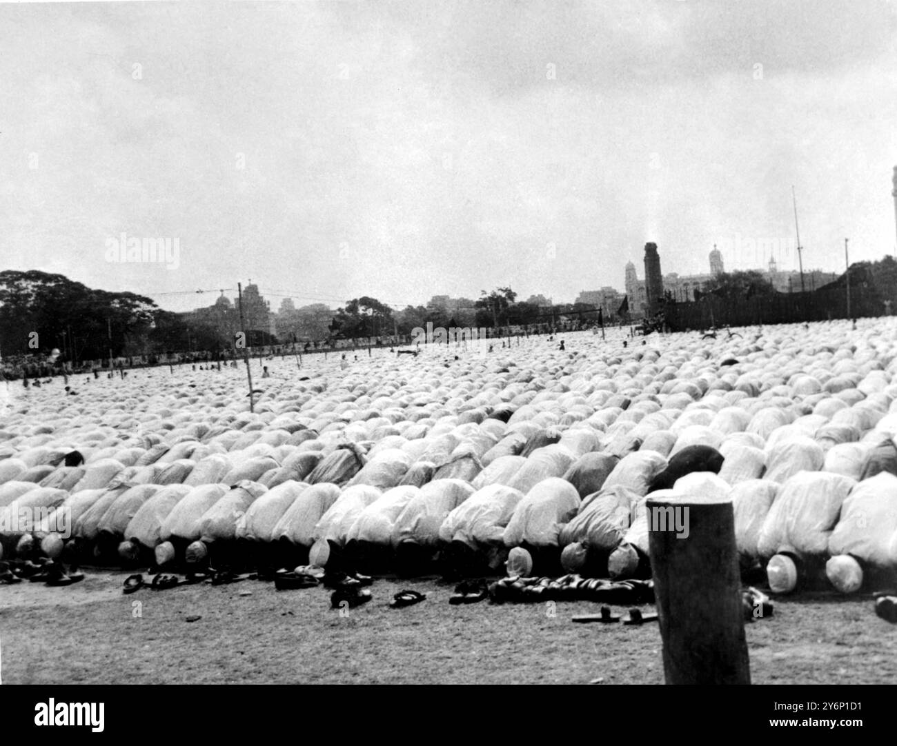 Calcutta: Thousands of Muslims bow in prayer on Calcutta's famed lawn ...