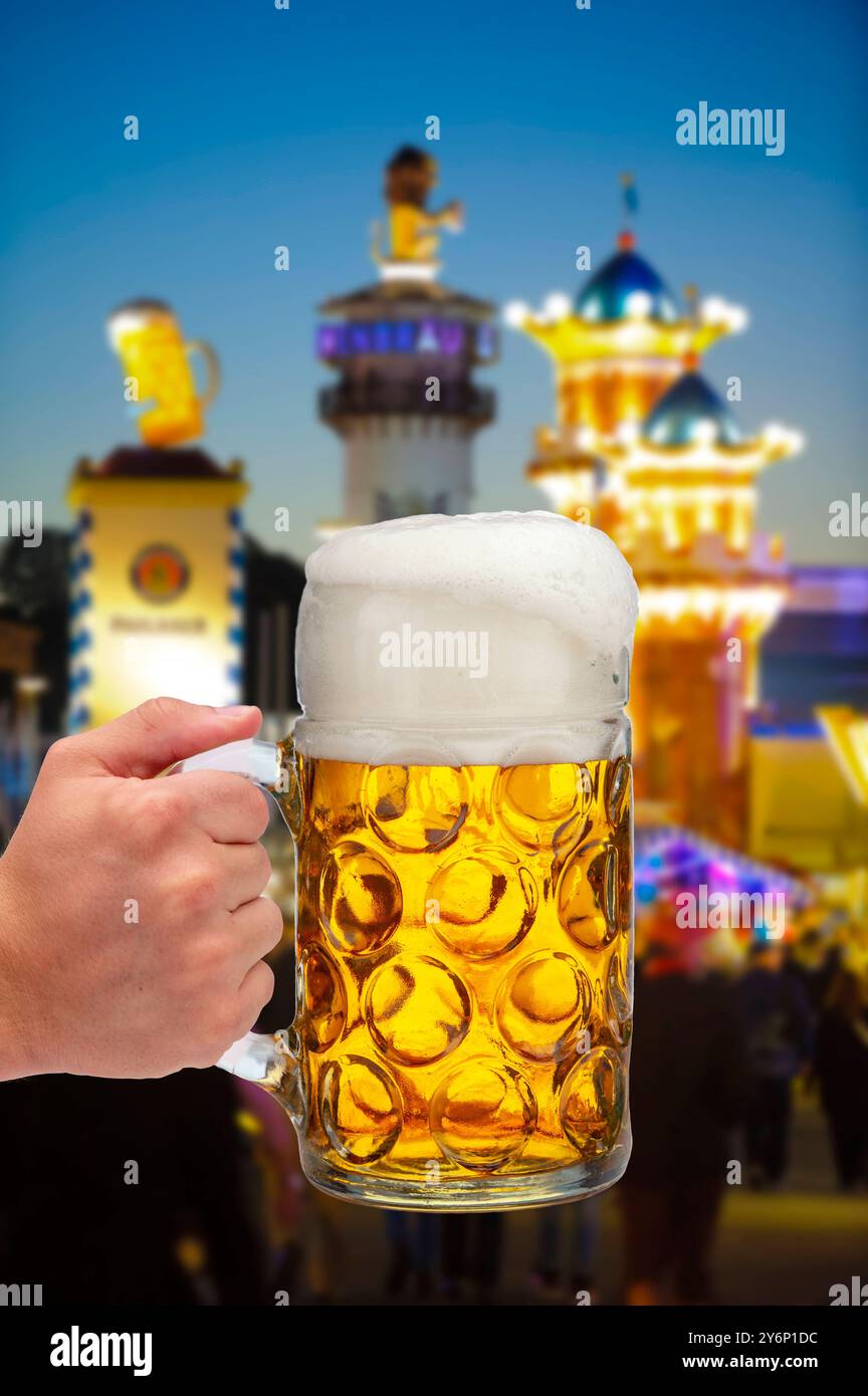 Oktoberfest in München Maßkrug Bier vor einem Bild vom Oktoberfest in ...