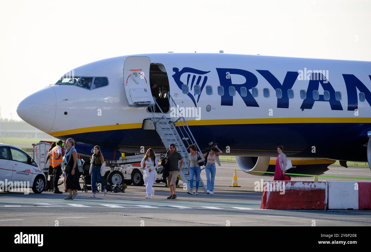Boeing 737 avion ryanair hi-res stock photography and images - Alamy