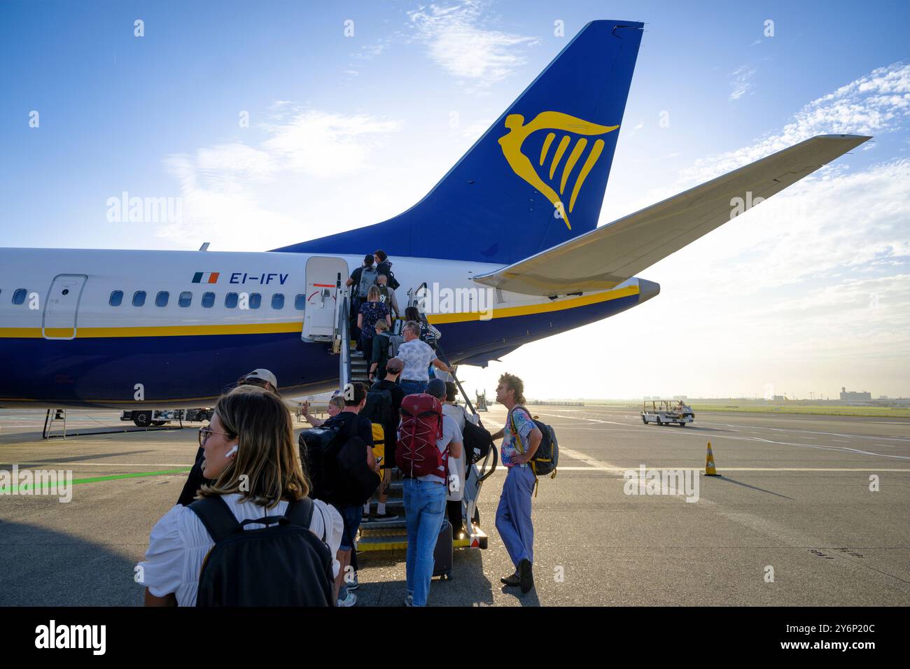 Ryanair plane. Passengers boarding a Boeing 737 MAX Stock Photo - Alamy