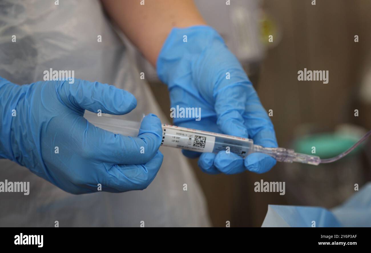 Chemotherapy nurse nhs hi-res stock photography and images - Alamy