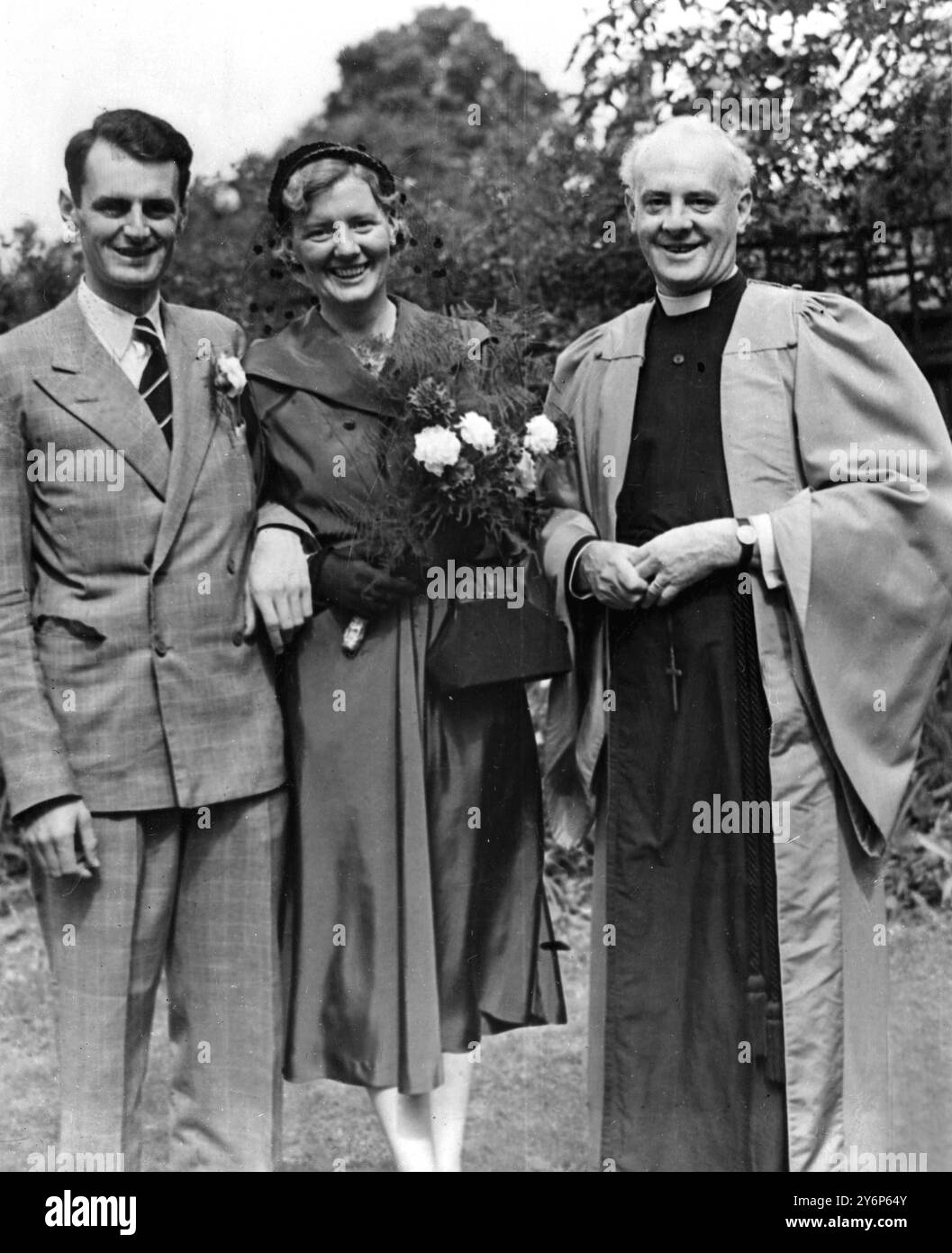 27th August 1952: The Reverend Leslie Weatherhead (right), minister of ...
