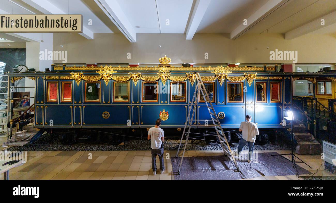 Royal saloon train hi-res stock photography and images - Alamy