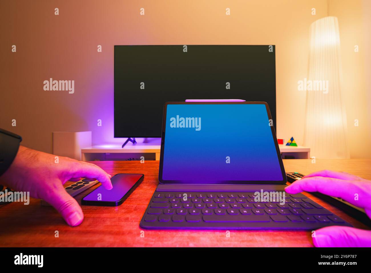 Multi screen media hi-res stock photography and images - Alamy